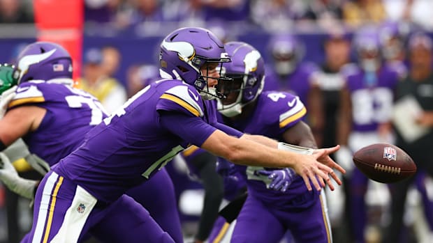 Minnesota Vikings' Sam Darnold Undefeated, Leading NFL with 11 Touchdown Passes