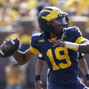 Zach Bryan sets record with largest ticketed concert at Michigan Stadium