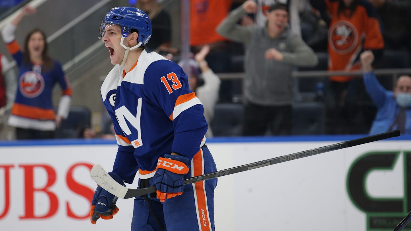 Islanders Score Four Unanswered in Dominant Win Over Senators