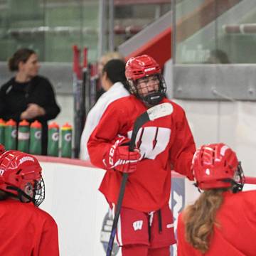 Wisconsin women's hockey continues impressive streak at No. 1