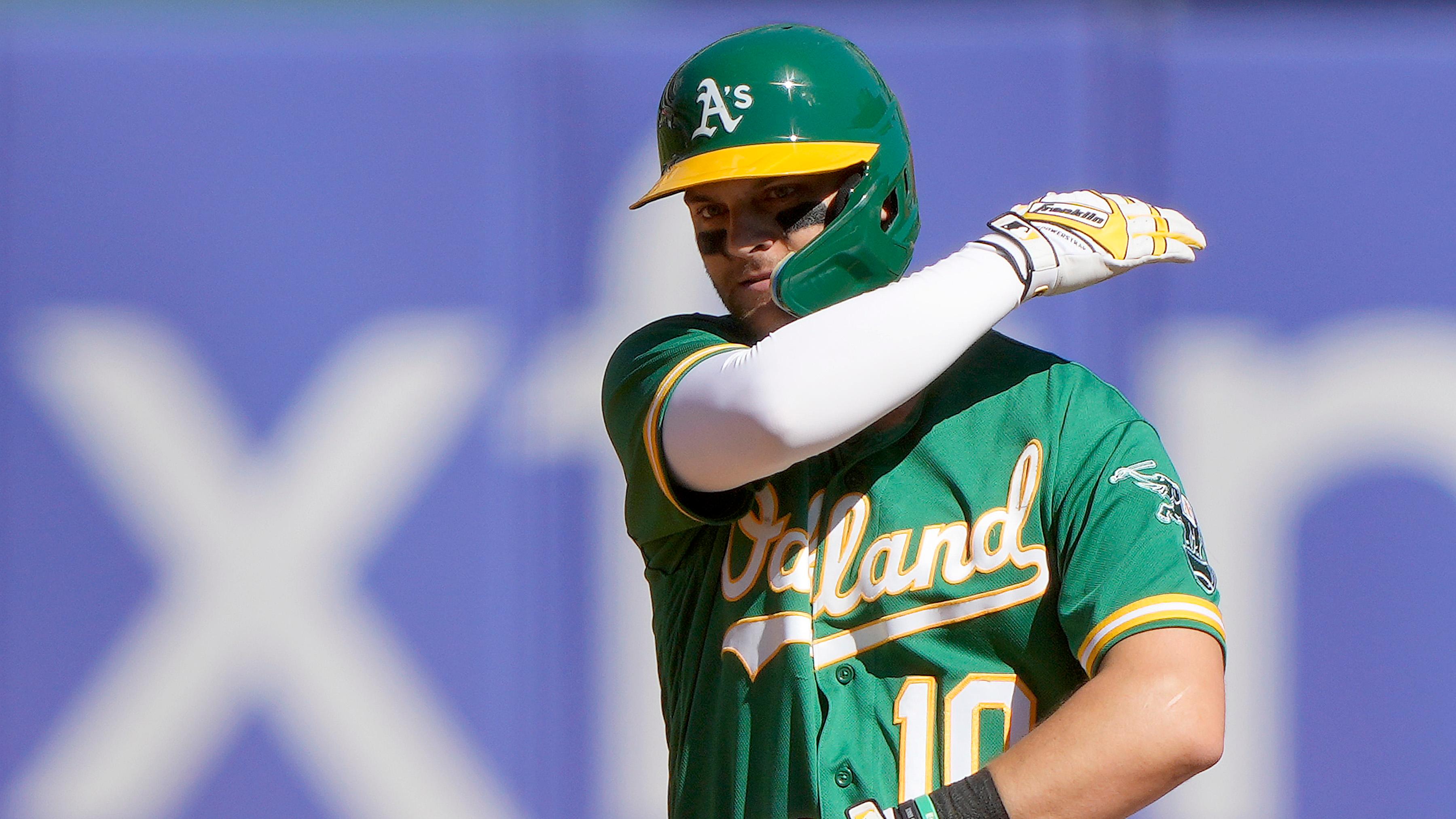 Braves sign Chad Pinder to minor league deal
