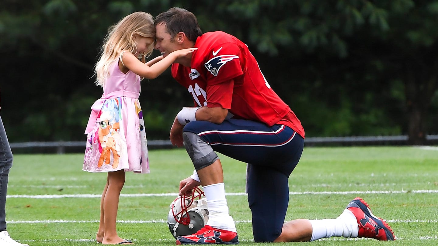 Tom Brady's 12-year-old daughter looks like dad in sweet selfie together