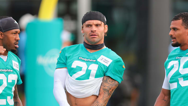 Dolphins S Ashtyn Davis on Crutches With Lower Leg Injury