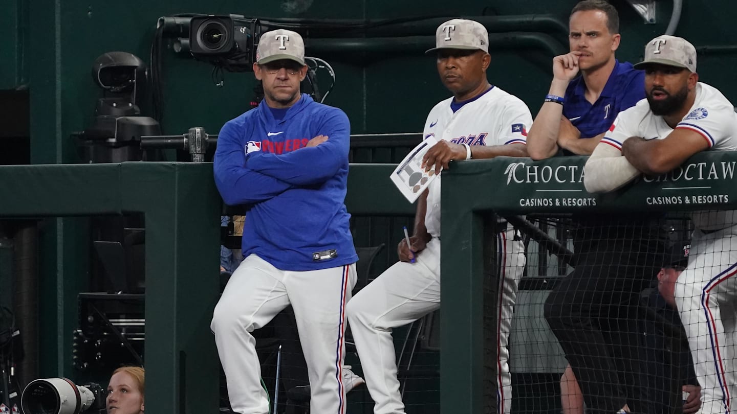Yankees Manager Aaron Boone, Rangers Hitting Coach Bret Boone Swap ...