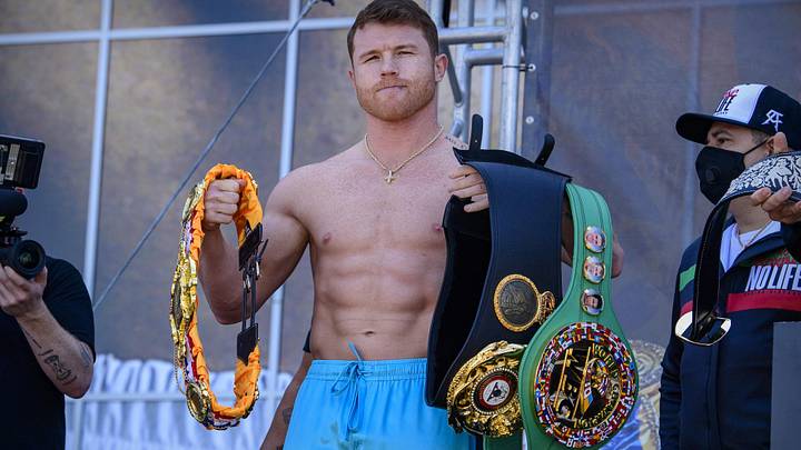 Terence Crawford gives Canelo Alvarez his belts back in touching scene ...