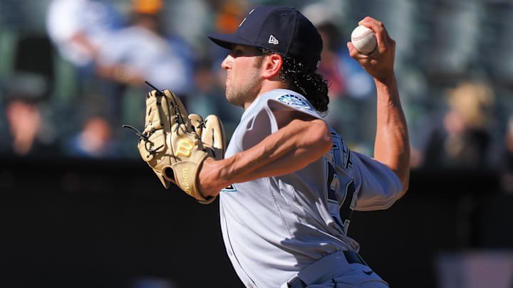 Former Seattle Mariners' Key Reliever Lands with Division Rival