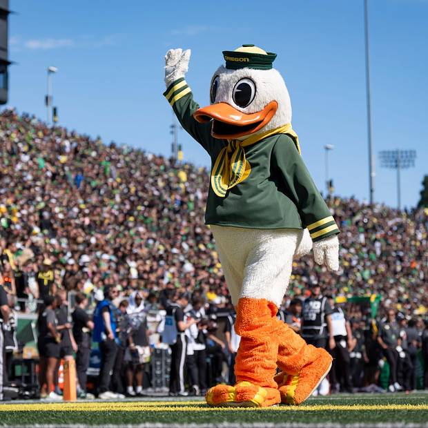 Oregon unveils glow-in-the-dark Nike 'Mummy Duck' cleats for Penn State ...