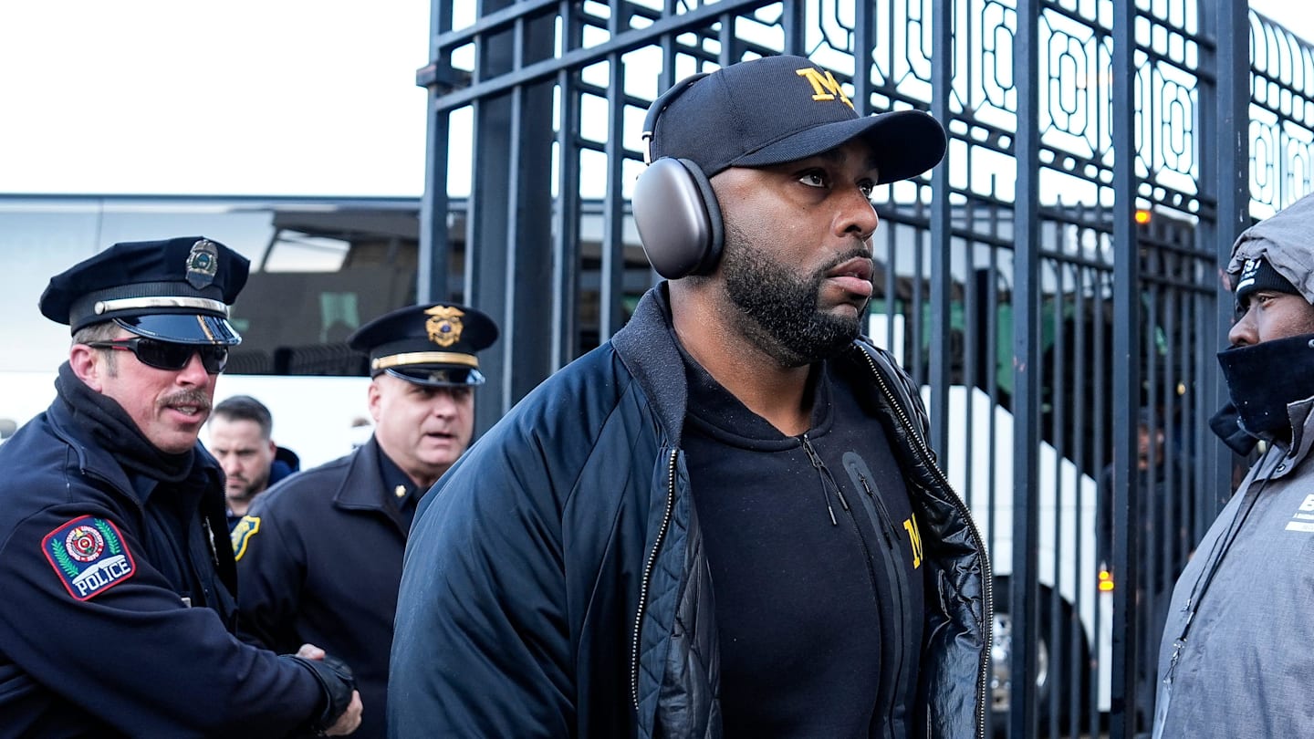 2025 DT Travis Moten commits and signs with Michigan Football