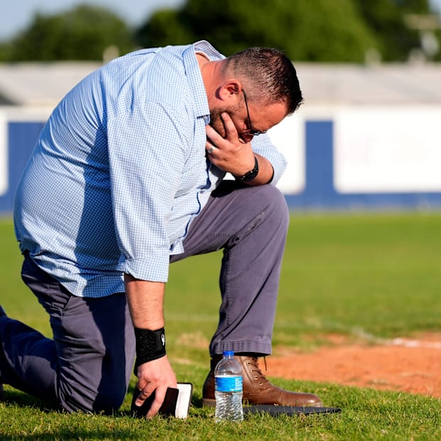 Community rallies behind softball team after horrific bus crash; season canceled, football ...