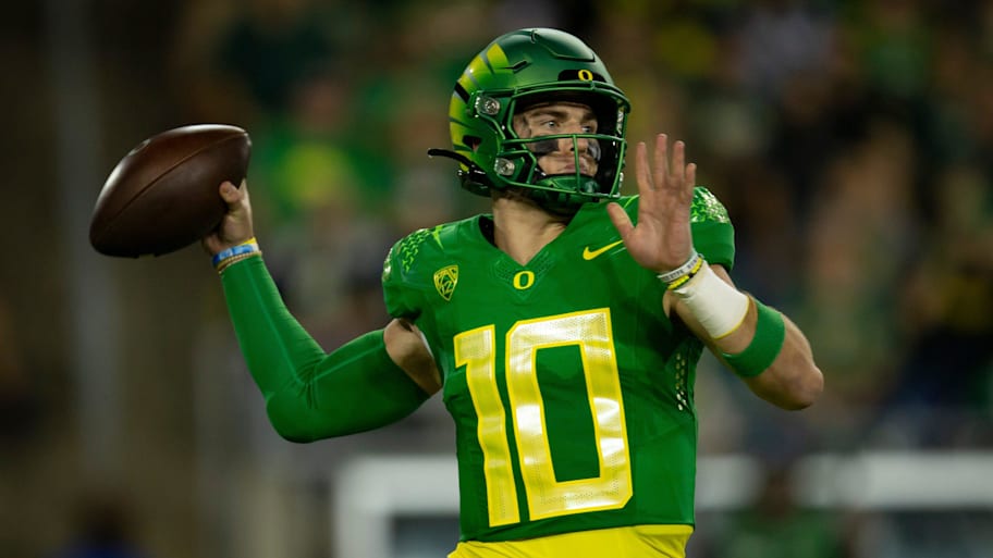 Oregon Ducks Quarterback Dante Moore Leaning on Bo Nix Before Penn ...