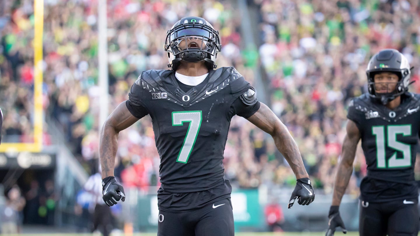 Oregon Ducks Receiver Evan Stewart on Autzen Stadium: 'One of a Kind ...
