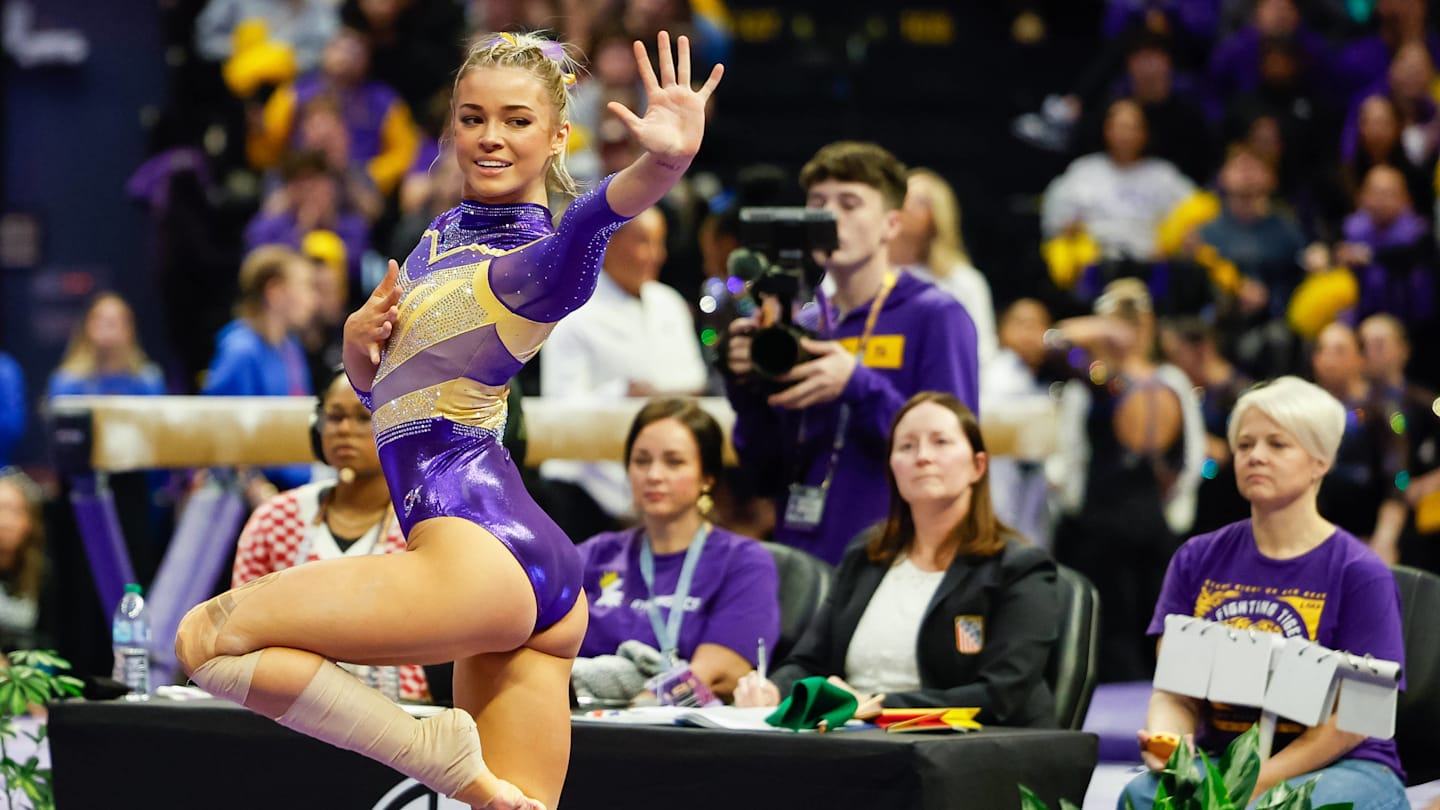 Livvy Dunne flaunts silky red bathrobe in flirty post before LSU ...