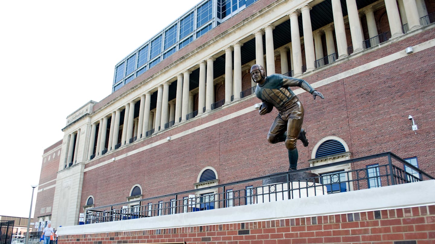 Illinois Football Legend Red Grange: His Legacy and Impact