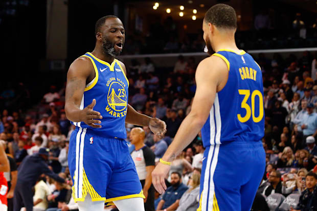 Draymond Green jokingly grabs dude in Jordan Poole jersey after missed dunk