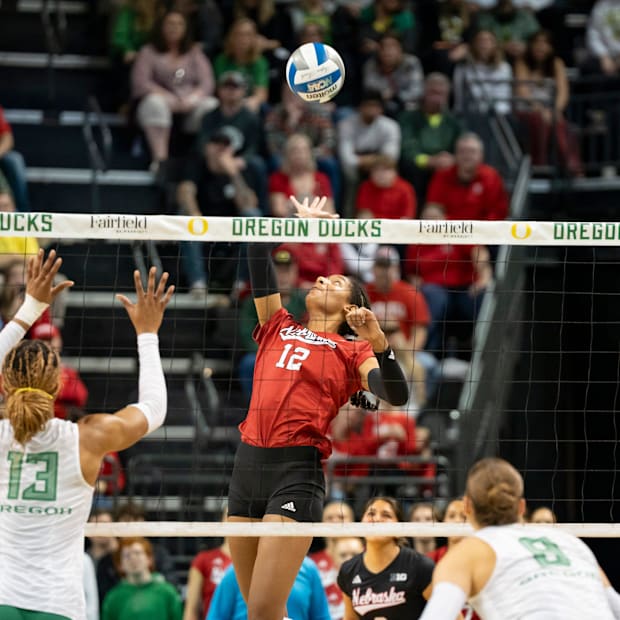 Nebraska Volleyball Sweeps Oregon in Eugene