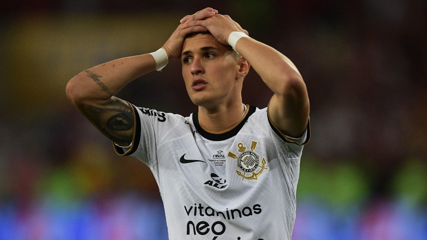 Cruzeiro se aproxima da compra definitiva de Mateus Vital, meia do Corinthians