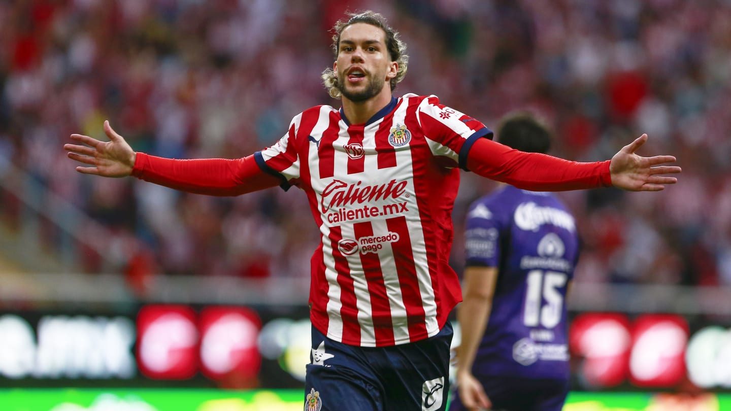 Con goles de Cowell y la ‘Hormiga’, Chivas vence 2-0 a Mazatlán ...