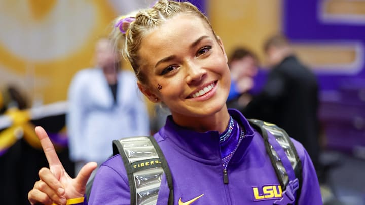 Livvy Dunne gives LSU star Kailin Chio funny nickname in kissy selfie ...