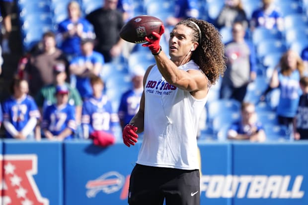 Bills' Mack Hollins rocks outlandish barefoot beach fit for frigid ...