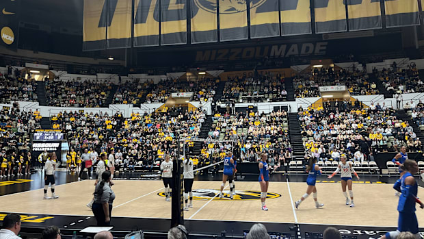 No. 25 Mizzou Volleyball Falls to No. 21 Florida in Five Sets