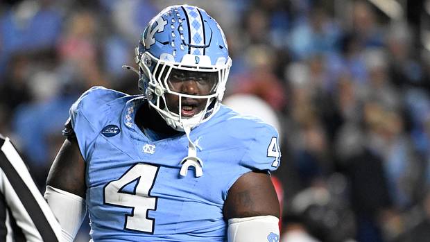 Former 5-Star DL Travis Shaw Commits to Texas Longhorns