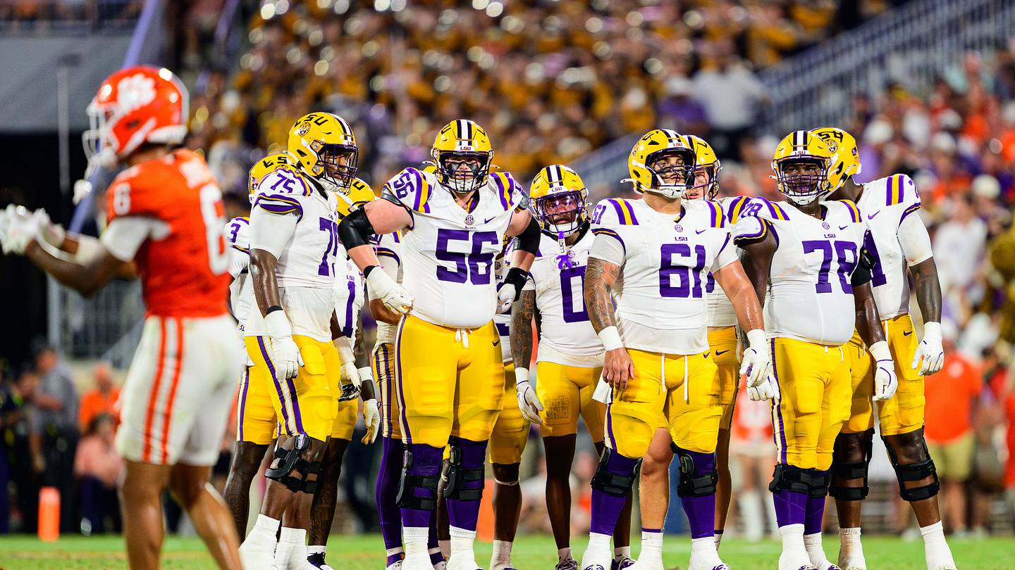 LSU Football Starting Offensive Lineman Exits Matchup vs. Vanderbilt ...