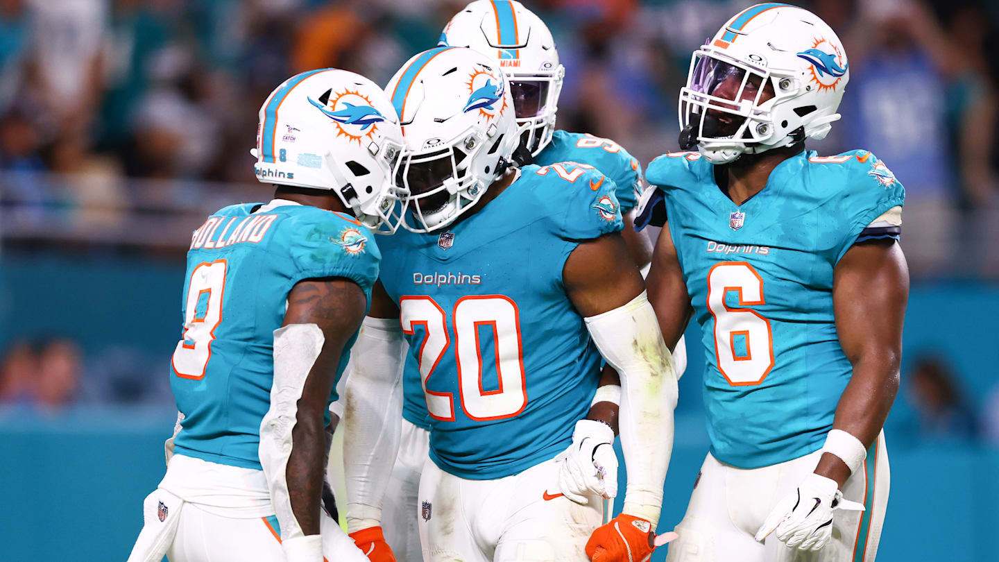 Who are the announcers and referees for Patriots vs. Dolphins today?