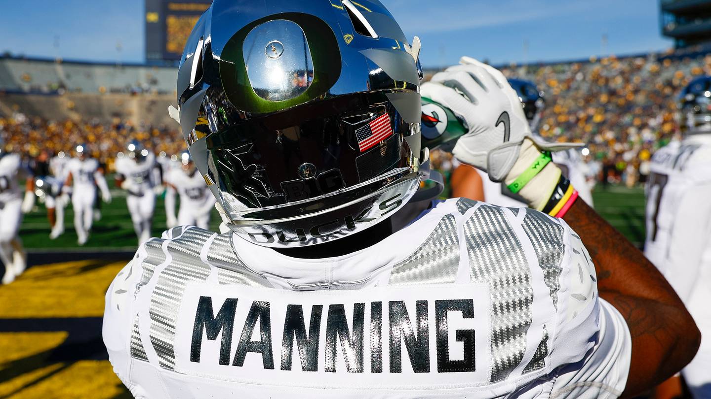 Oregon's Dontae Manning down while Ducks defense dominates Wisconsin
