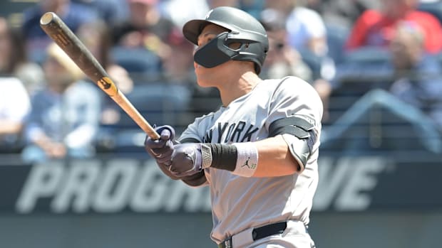 6-foot-7 Yankees star Aaron Judge walks his tiny dogs through NYC in ...