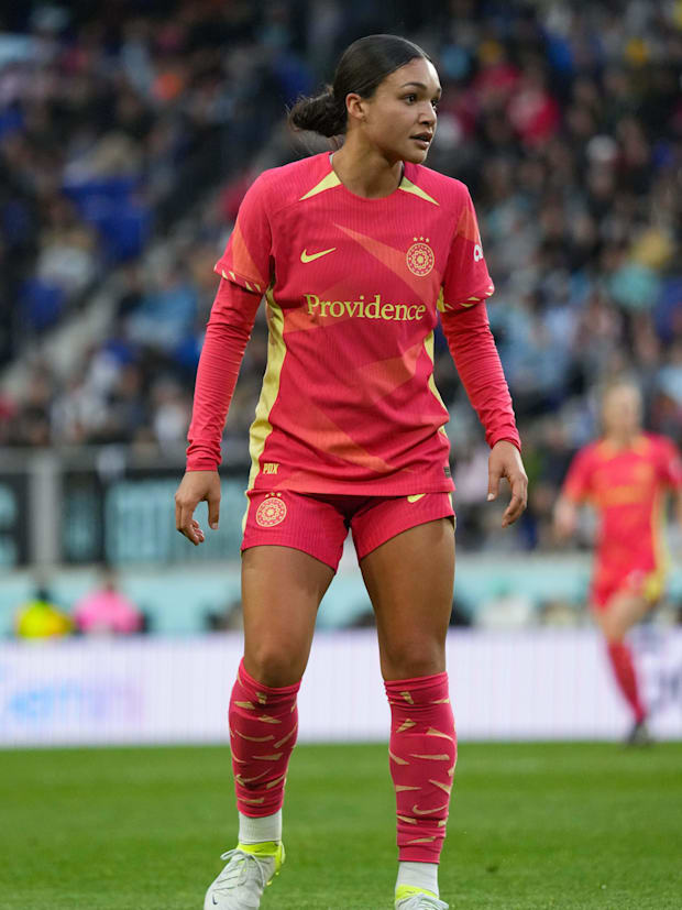 USWNT star Sophia Wilson dazzles in white crop top for pregnancy ...