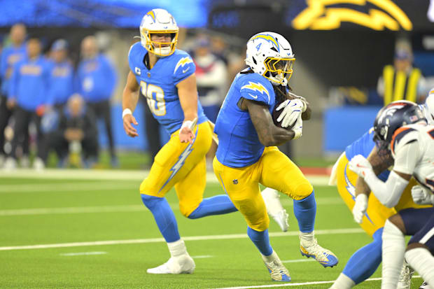 Chargers, Justin Herbert 'conservative' offense doesn't do them favors ...