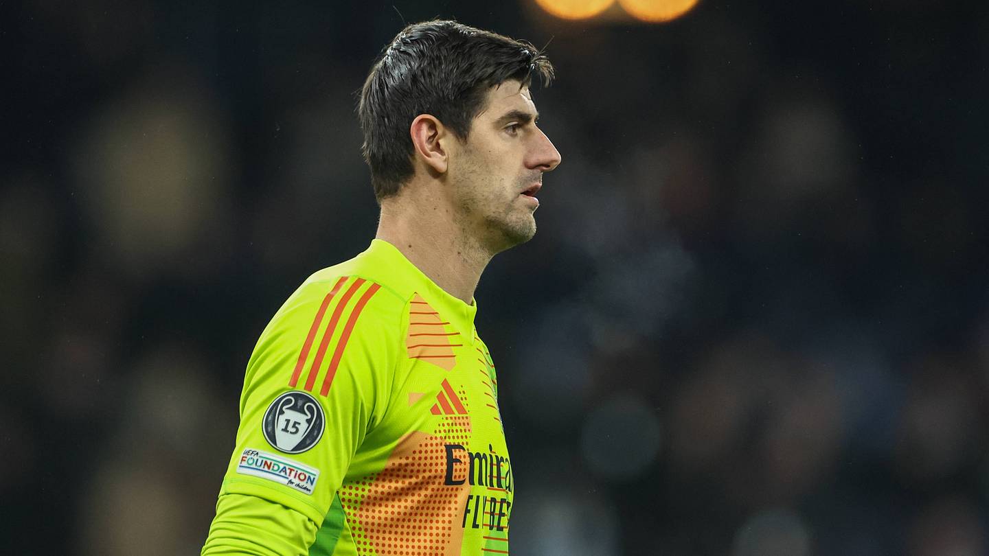 Thibaut Courtois Jokingly Reacts To Vinicius Jr. Banner From Man City Fans