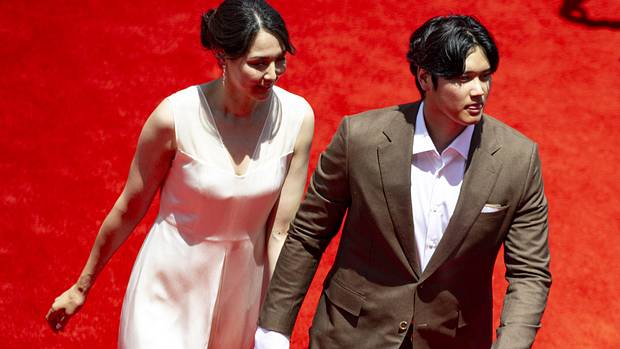 Shohei Ohtani, wife Mamiko make rare public appearance at Lakers game ...