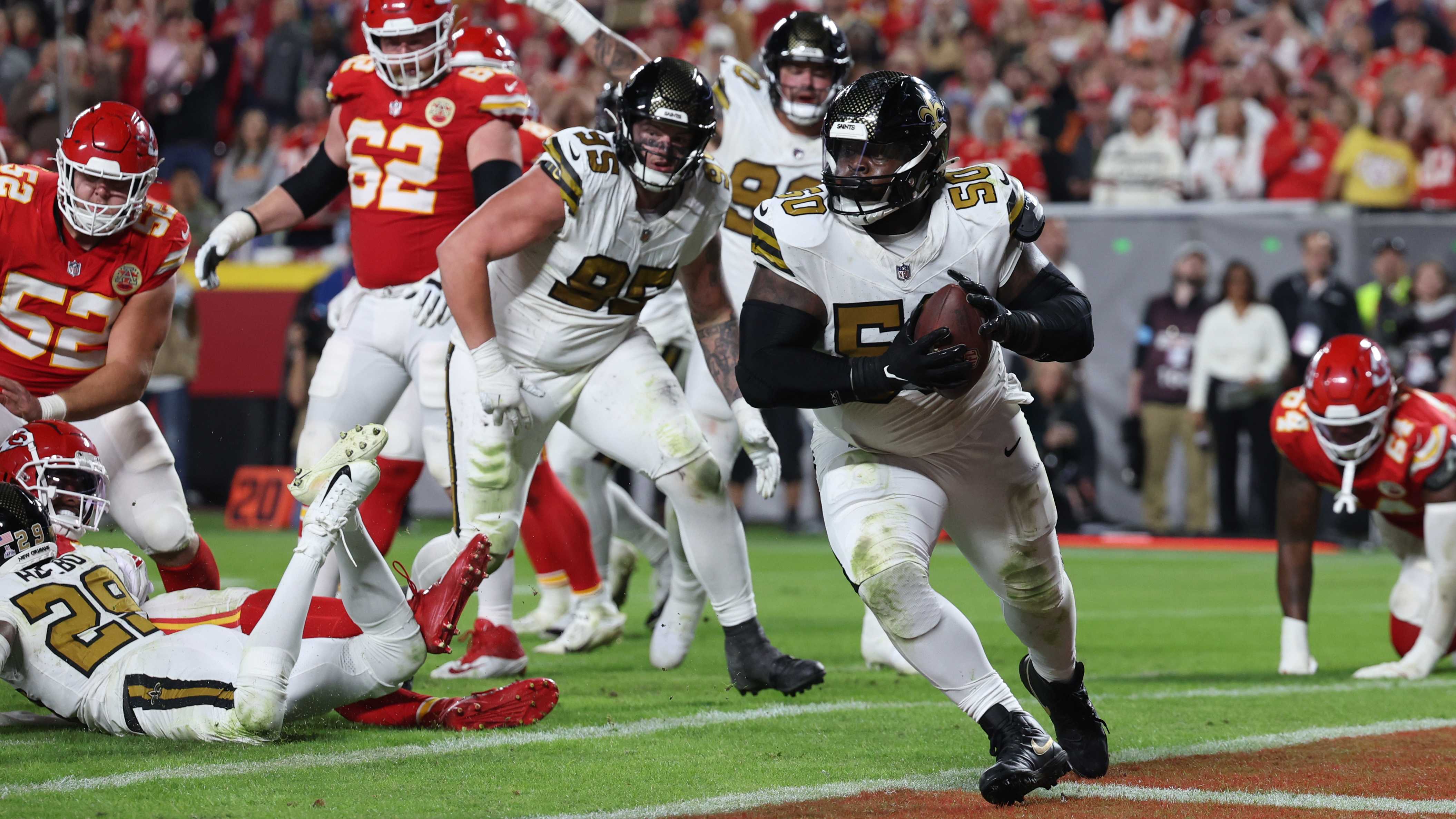 Former Chiefs lineman gets big man interception off Patrick Mahomes