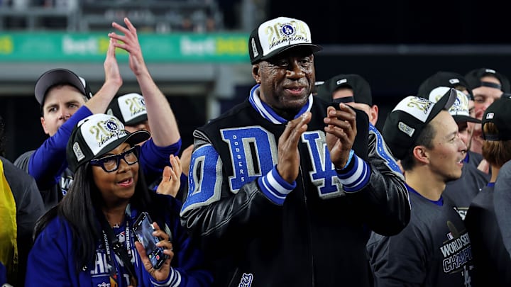 Lakers Legend Magic Johnson Has Perfect Reaction to Dodgers Signing of ...