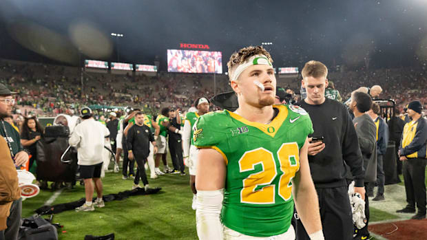 Bryce Boettcher Throws Out Ceremonial First Pitch After Oregon Ducks ...