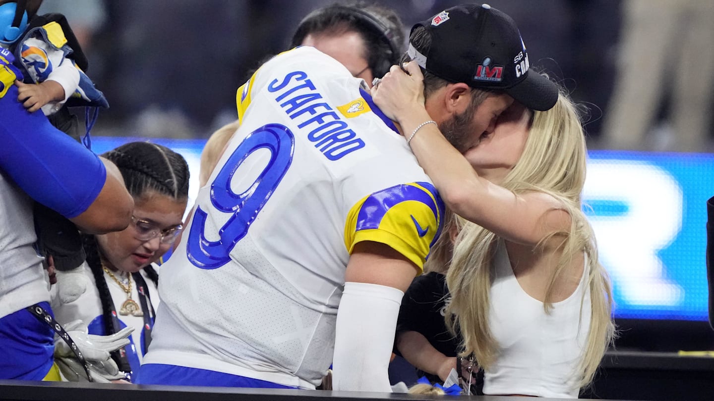 Matthew Stafford's wife Kelly flexes toned bikini body on Cabo vacation