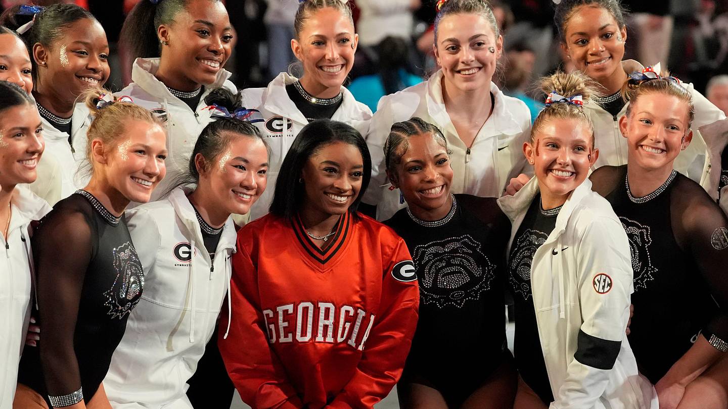 Simone Biles surprises Georgia gymnastics with team photo after big win