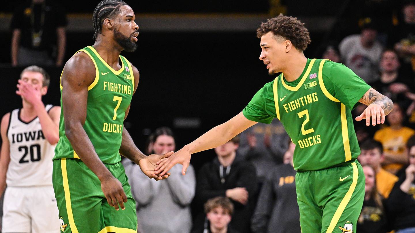 Oregon Ducks Beat Iowa With Clutch Performance From Nate Bittle