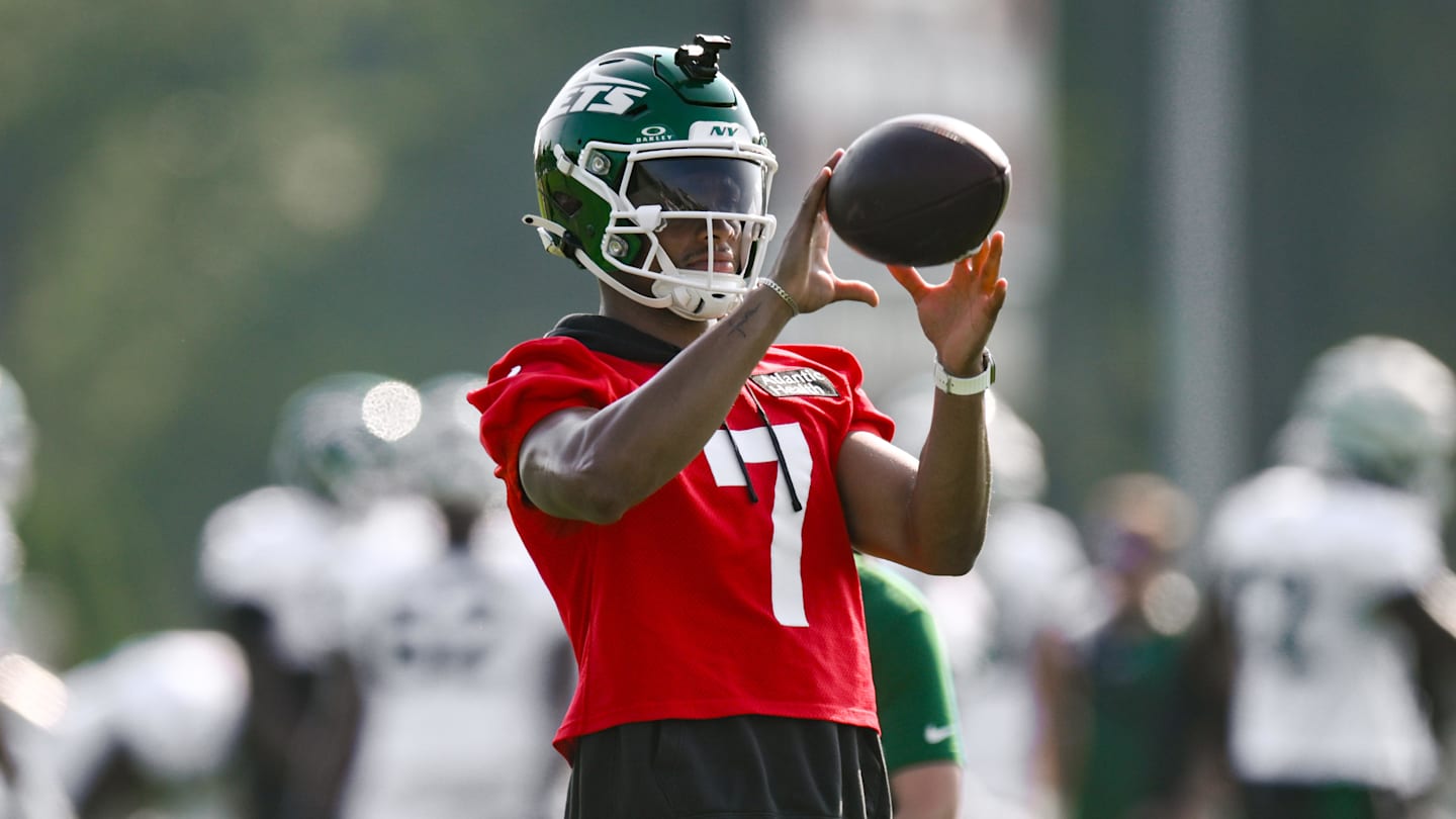 Jets Quarterback Justin Fields Back at Practice on Monday