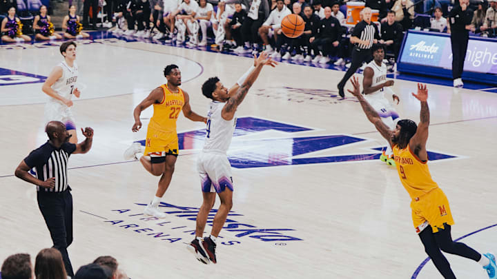 DJ Davis Couldn't Come In From the Cold for Huskies