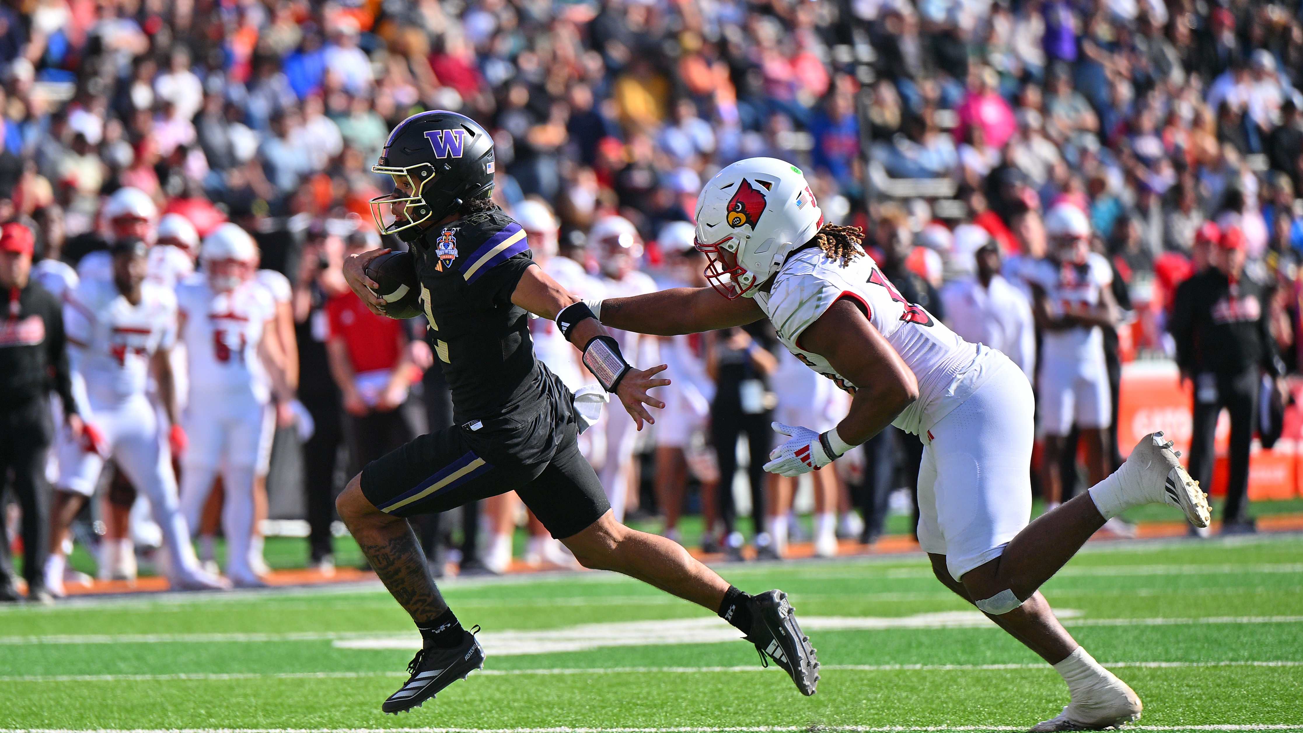 UW’s Demond Williams shined in first half of Sun Bowl against ...