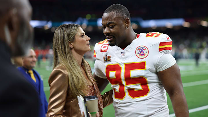 Erin Andrews changes fit at Super Bowl, stuns next to Charissa Thompson