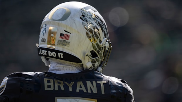 Oregon Ducks Receiver Gary Bryant Jr. Carried Off Field With Injury