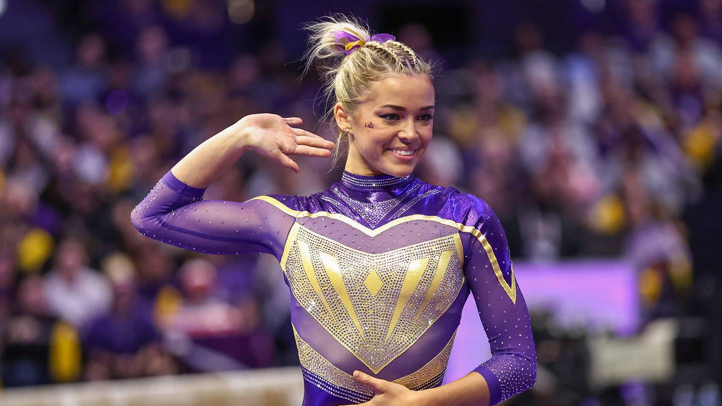 Tiny Livvy Dunne towers over fellow 5-foot-2 gymnast Aly Raisman in ...