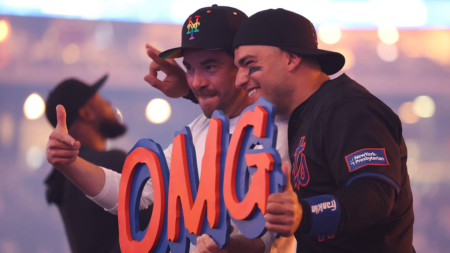 Mets celebrate win with Jose Iglesias on-field performance of 'OMG'