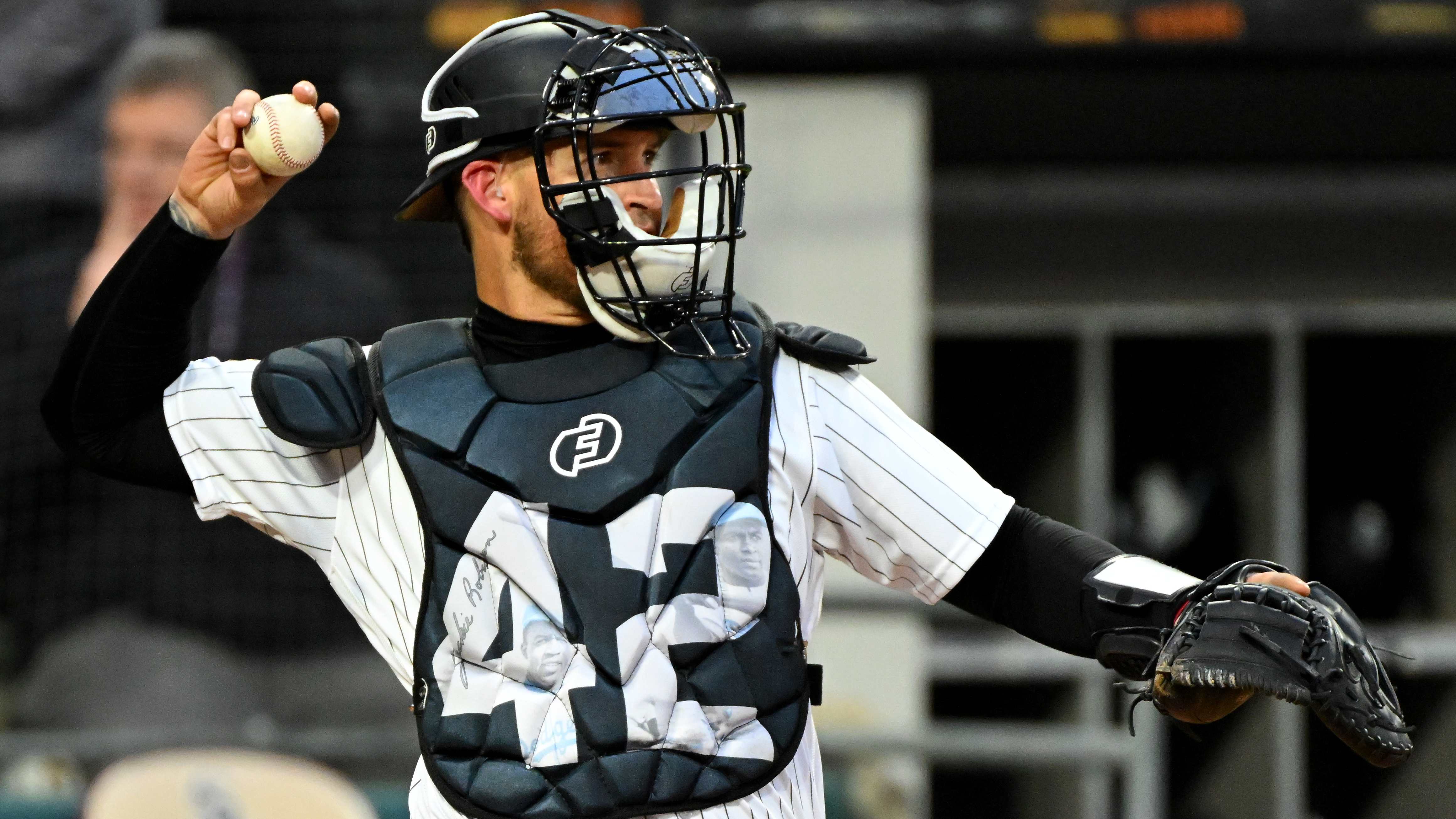Chicago White Sox need to add another catcher to the roster