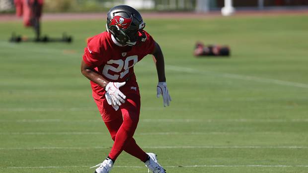 Shilo Sanders Delivers Big Hit To Quarterback Tampa Bay Buccaneers ...