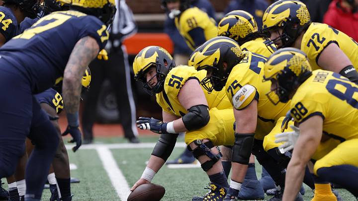 Michigan Football shuffles starting offensive line against Illinois