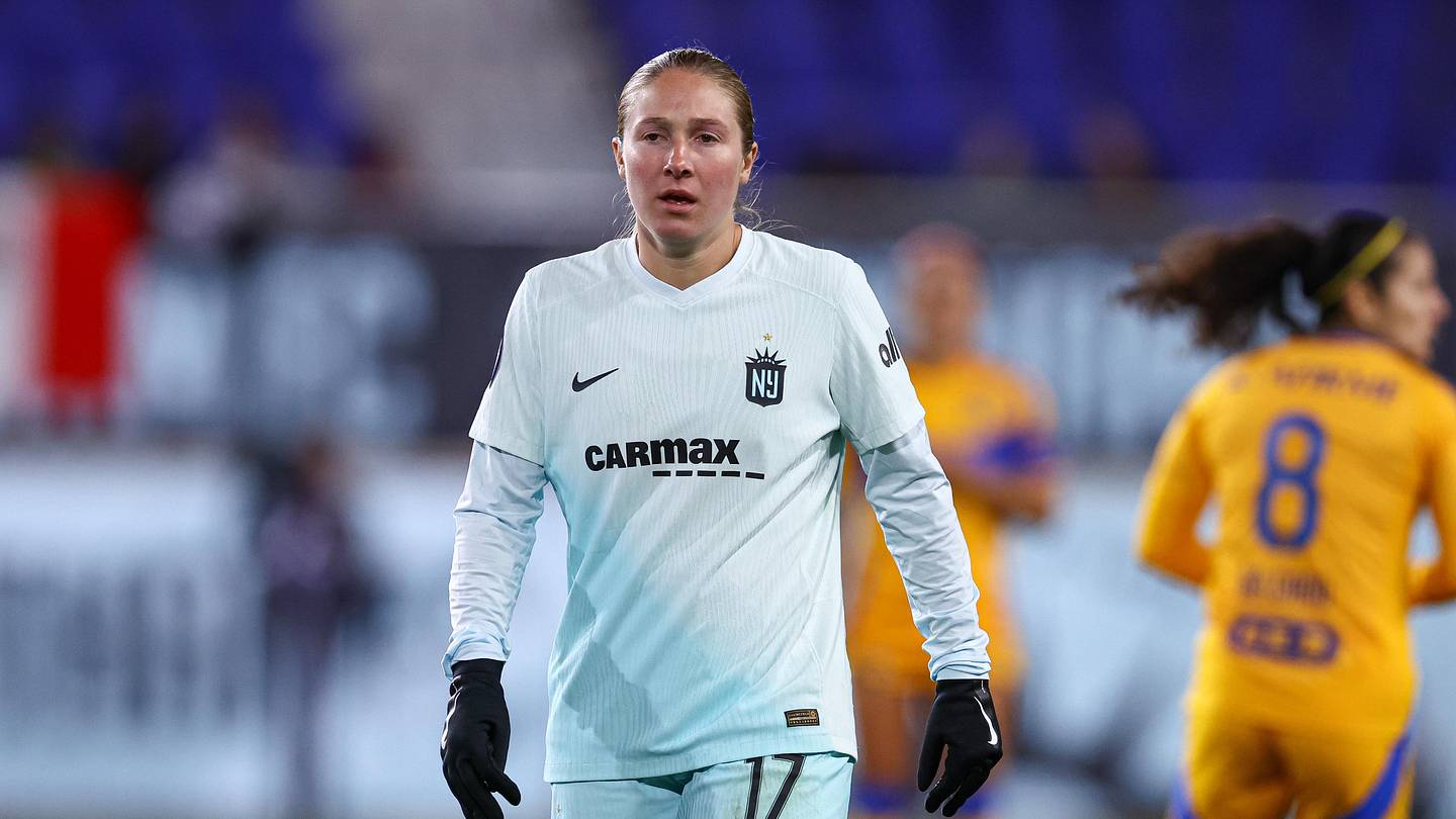 Delanie Sheehan signs with the Houston Dash as a free agent